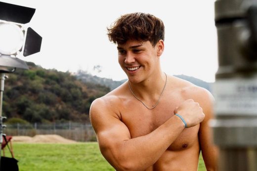 Noah Beck age, Noah beck TikTok age? is he gay? Date of Birth, Net ...