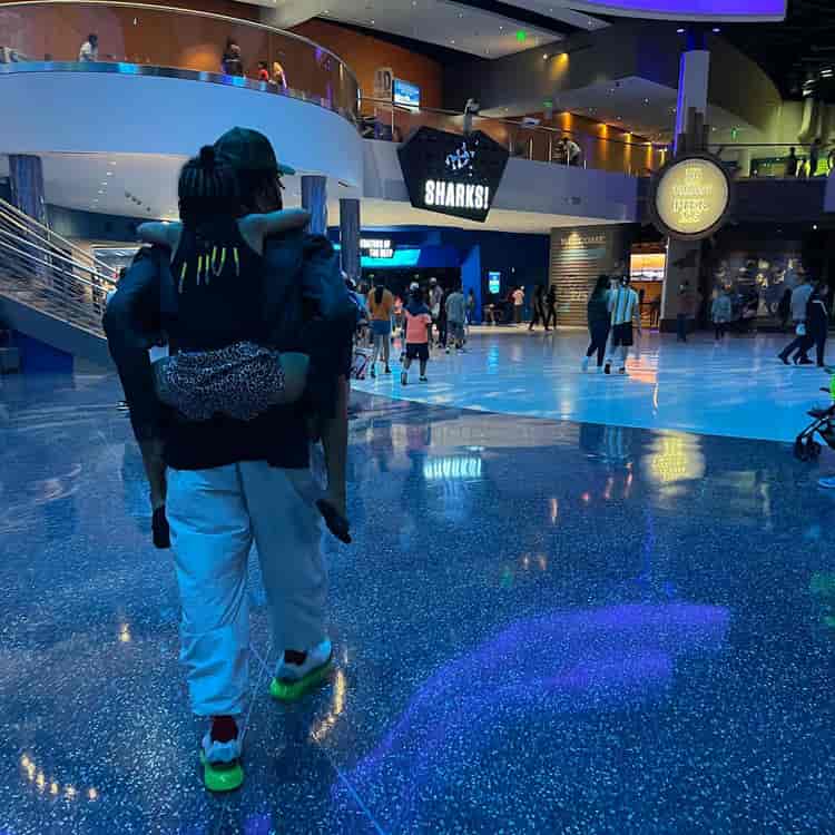 Take a look at DeRay Davis Polyamorous Relationship, Does he has a wife ...